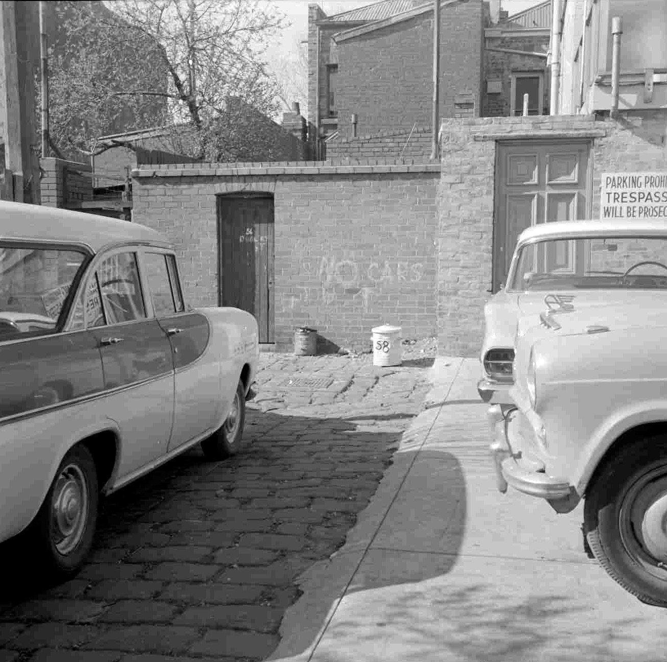 N1193 Image showing a lane at the rear of Walsh Street, West Melbourne ...