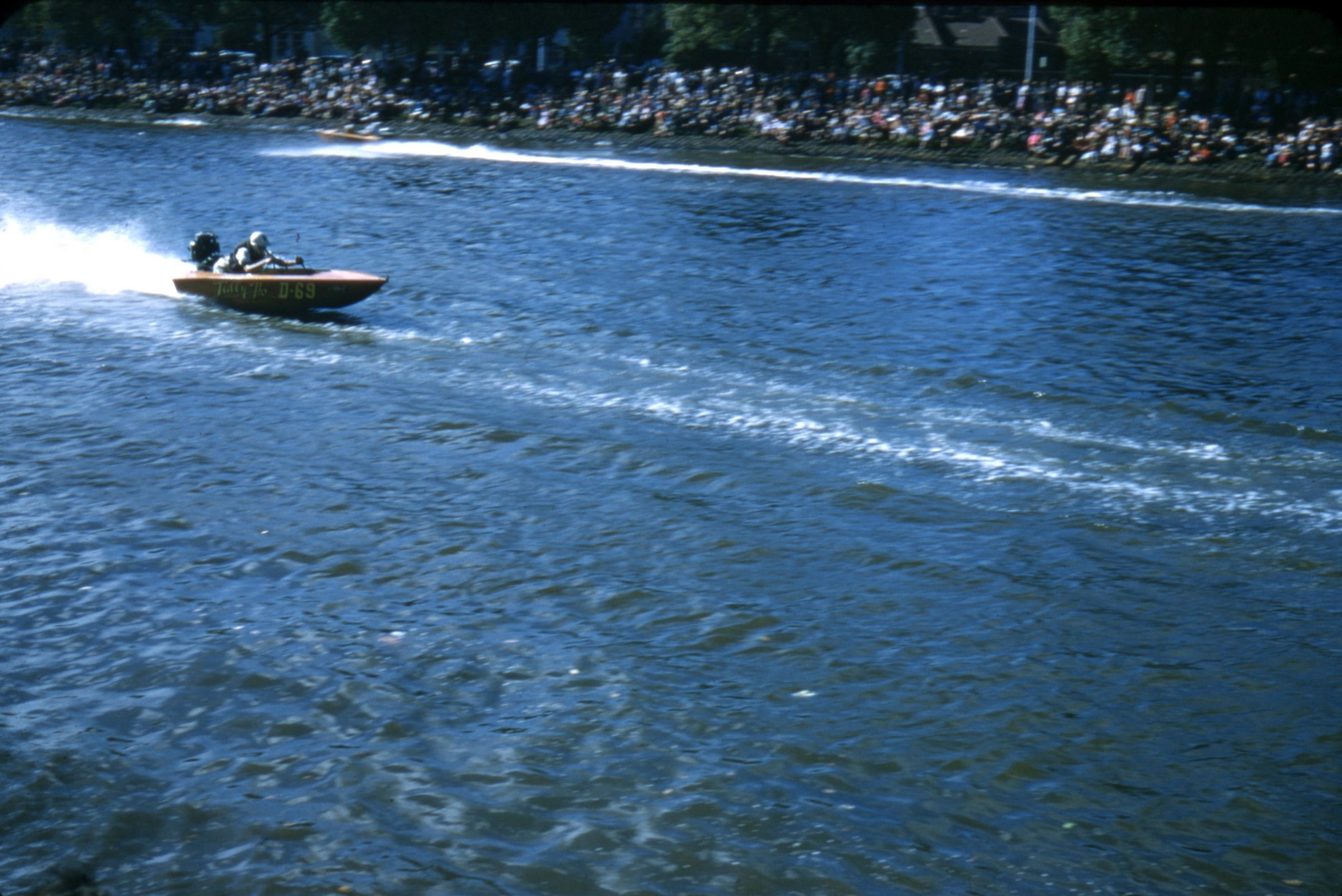 Speed boats on the Yarra River - City Collection