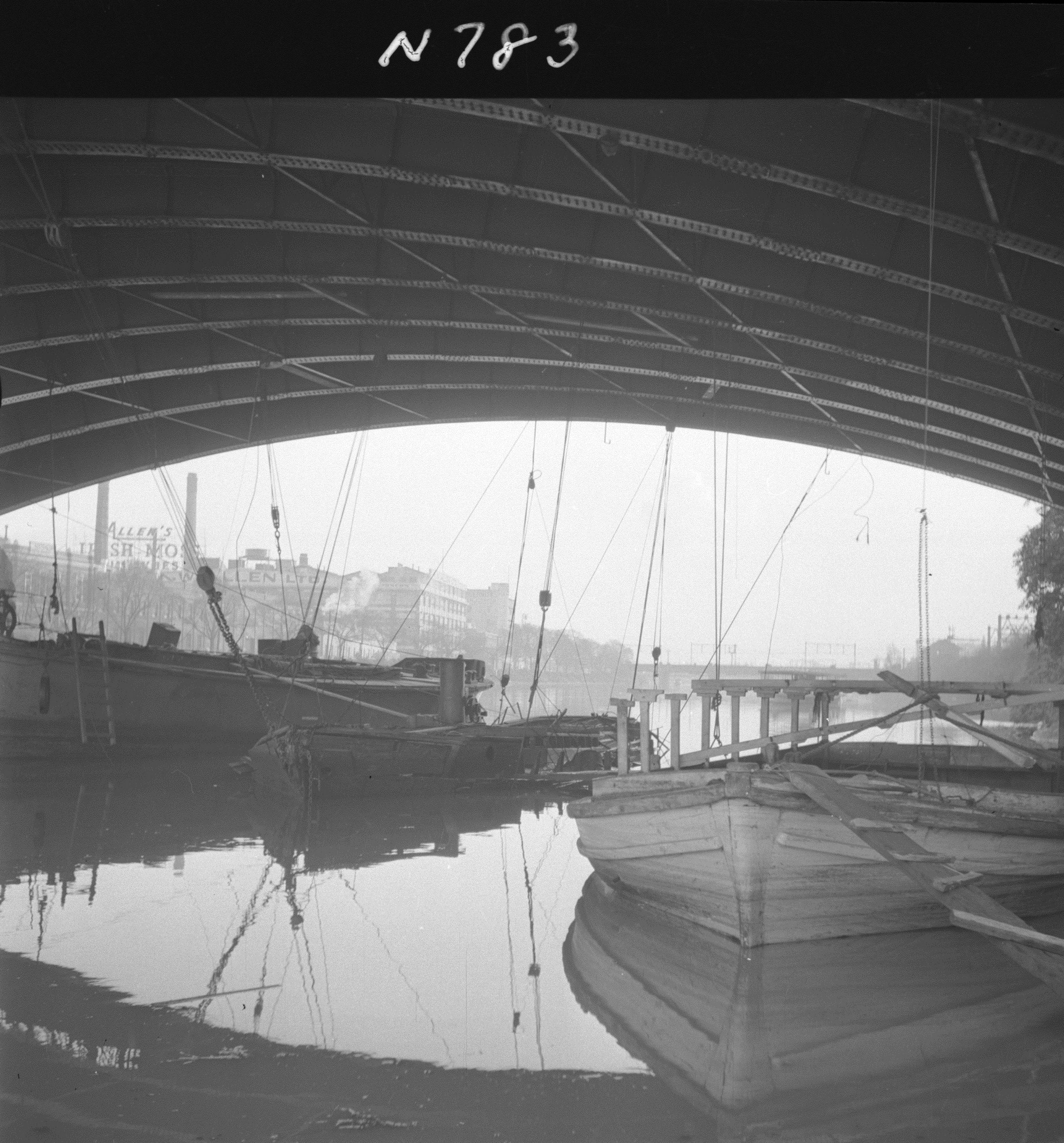 N783 Image showing boats underneath Princes Bridge - City Collection