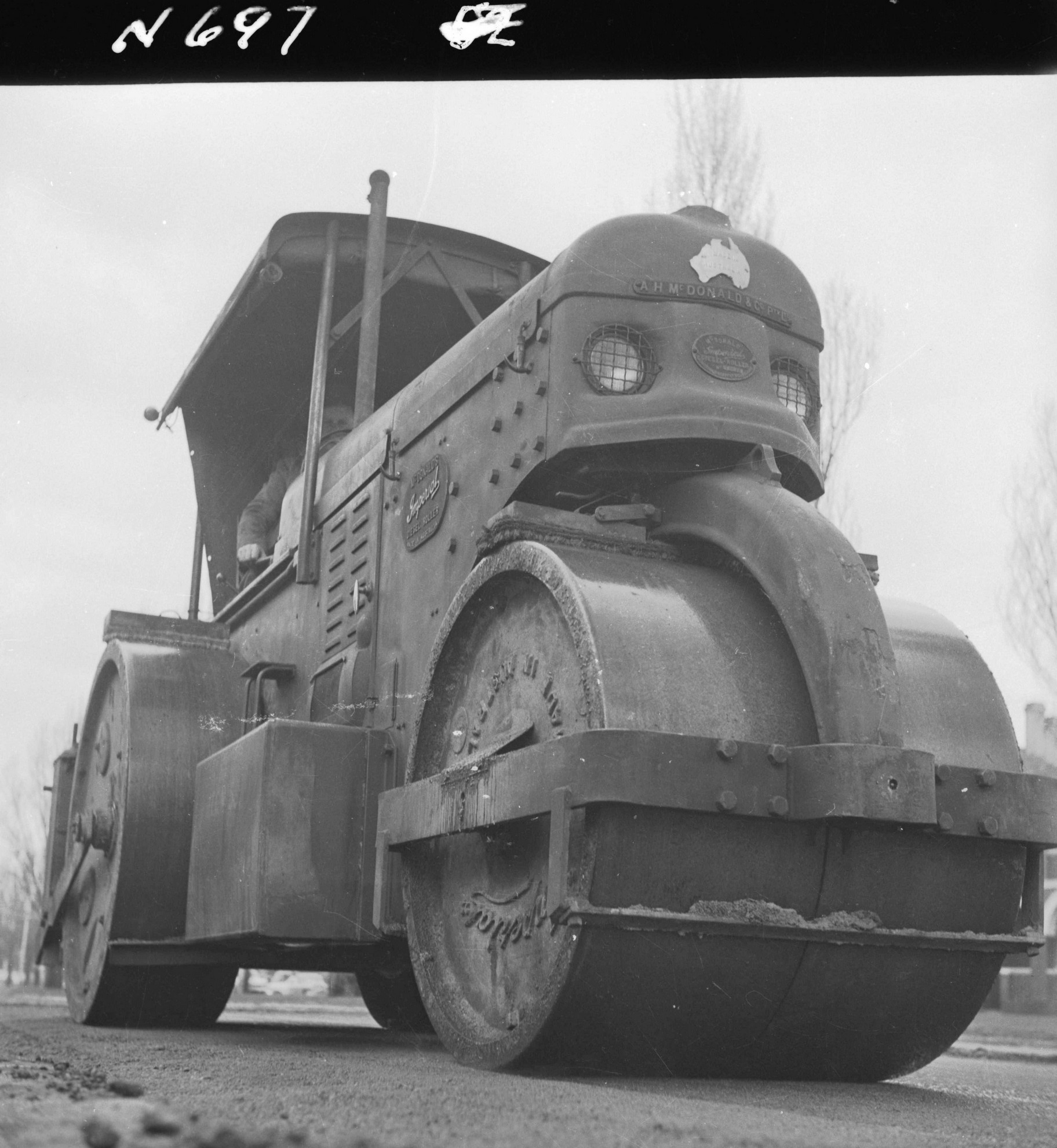 N697 Image of a road roller - City Collection