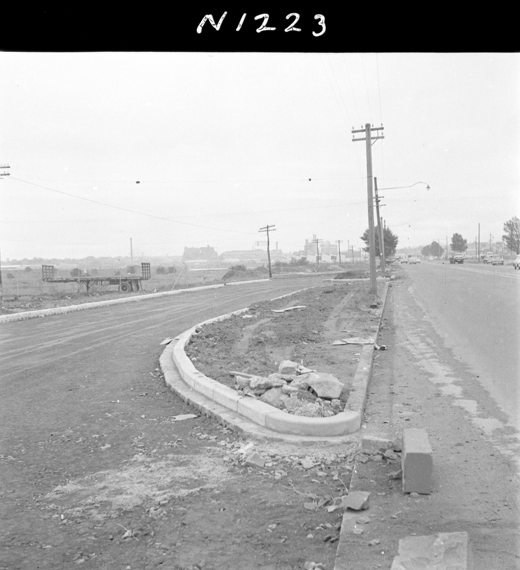 N1223 Image showing a turning bay on the south side of Footscray Road ...