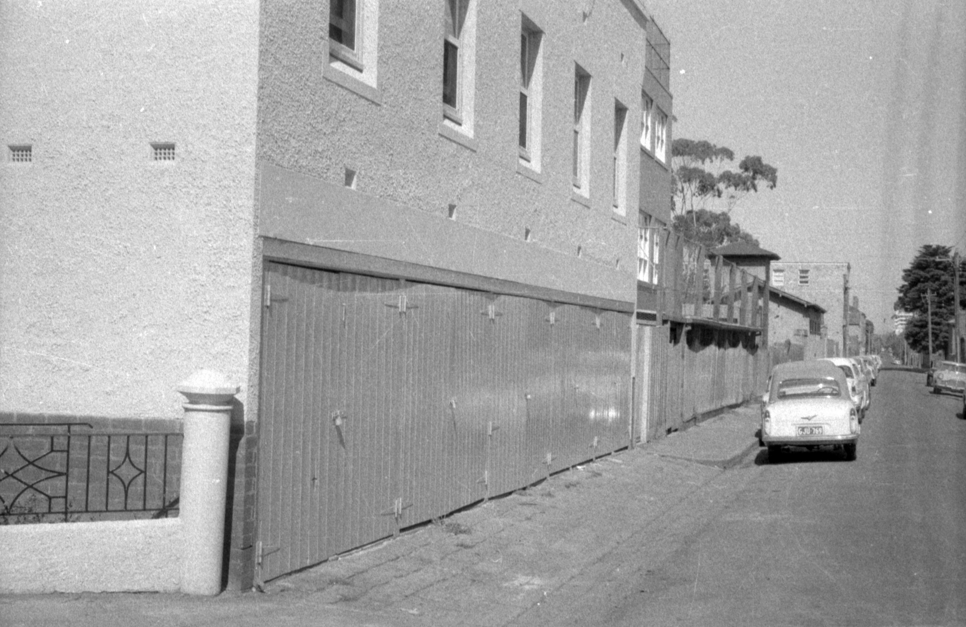 N925 Image showing a garage entrance with crossing - City Collection