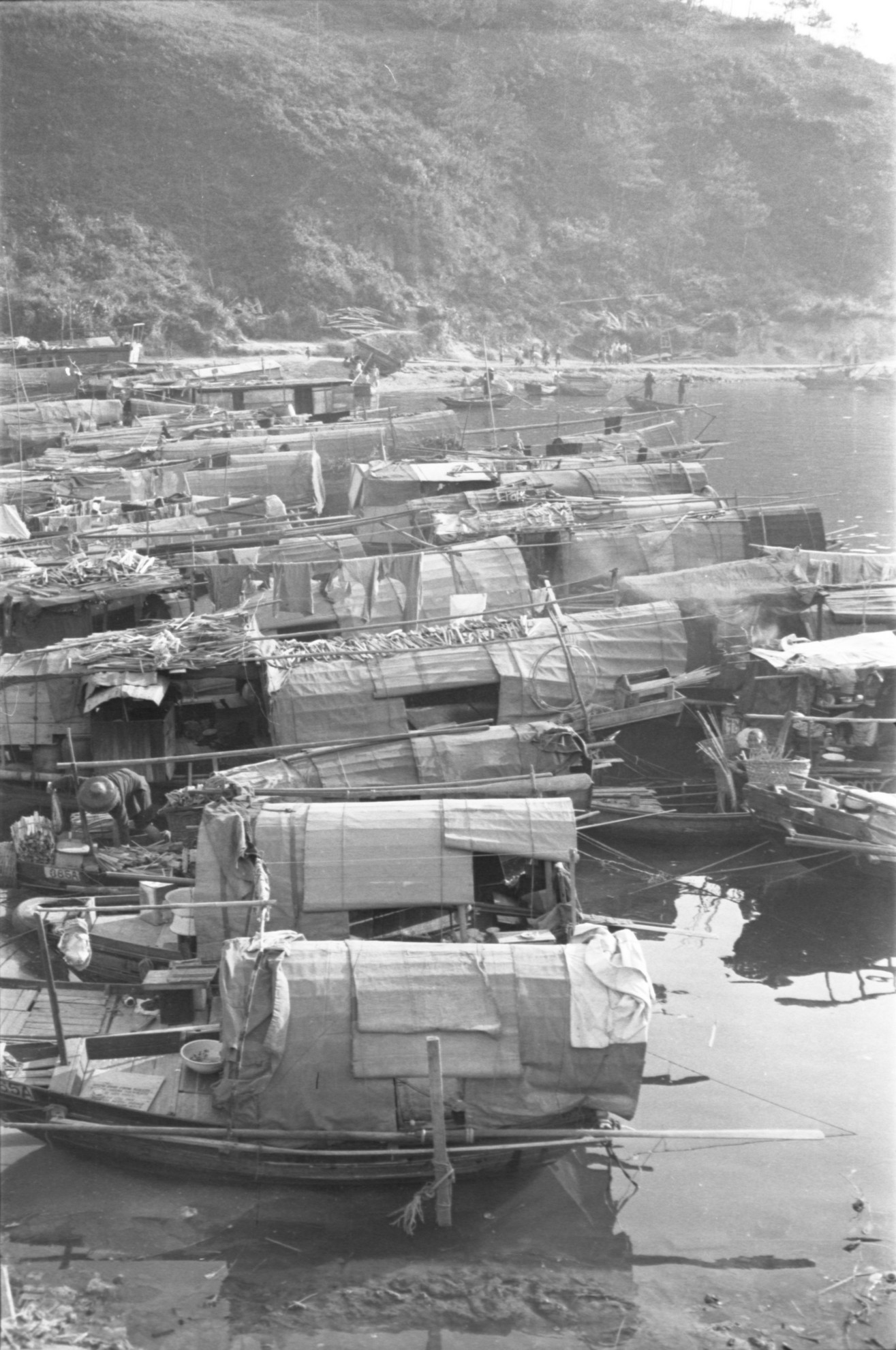 35A-25e Image of a floating village in Hong Kong - City Collection