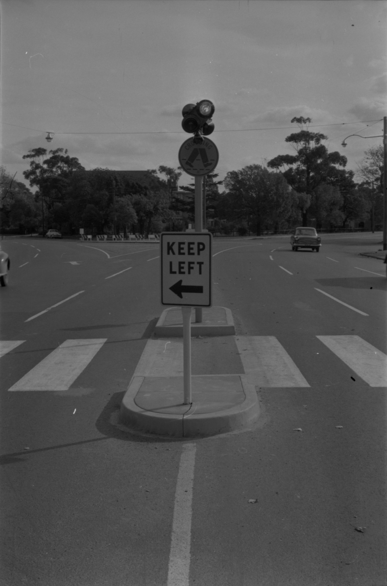 35A-33f Image of a "keep left" sign - City Collection