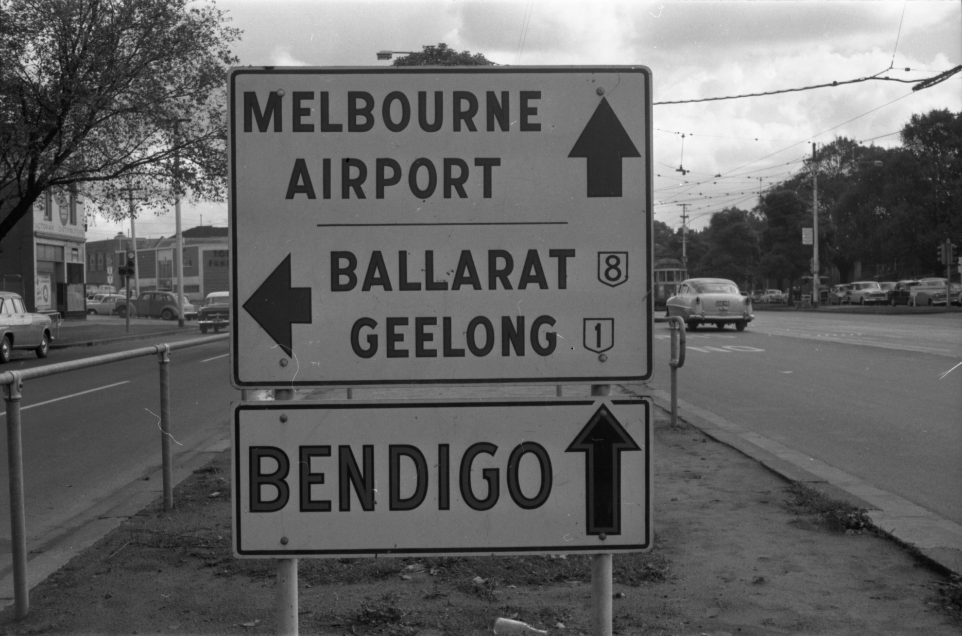 35A-35d Image of a sign for Melbourne airport, Ballarat, Geelong and ...