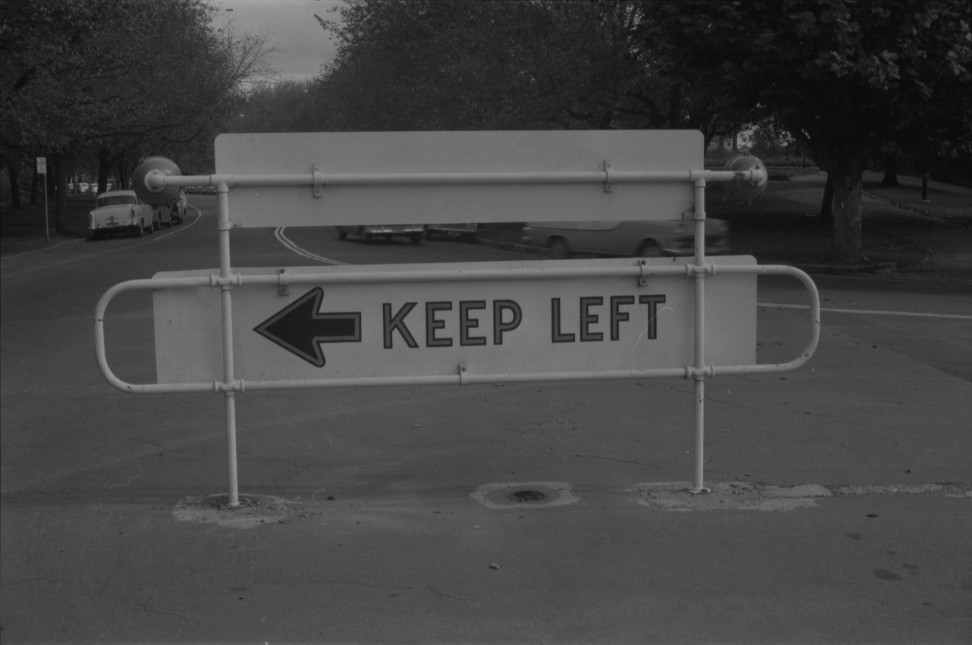 35A-36a Image of a "keep left" sign - City Collection