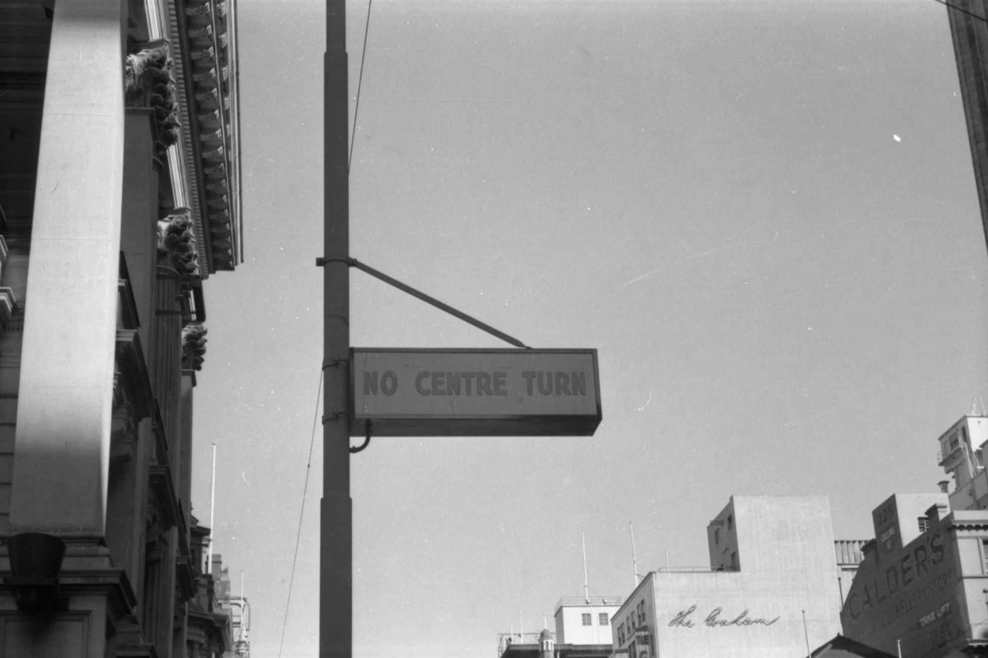 35A-66e Image of a "no centre turn" sign - City Collection