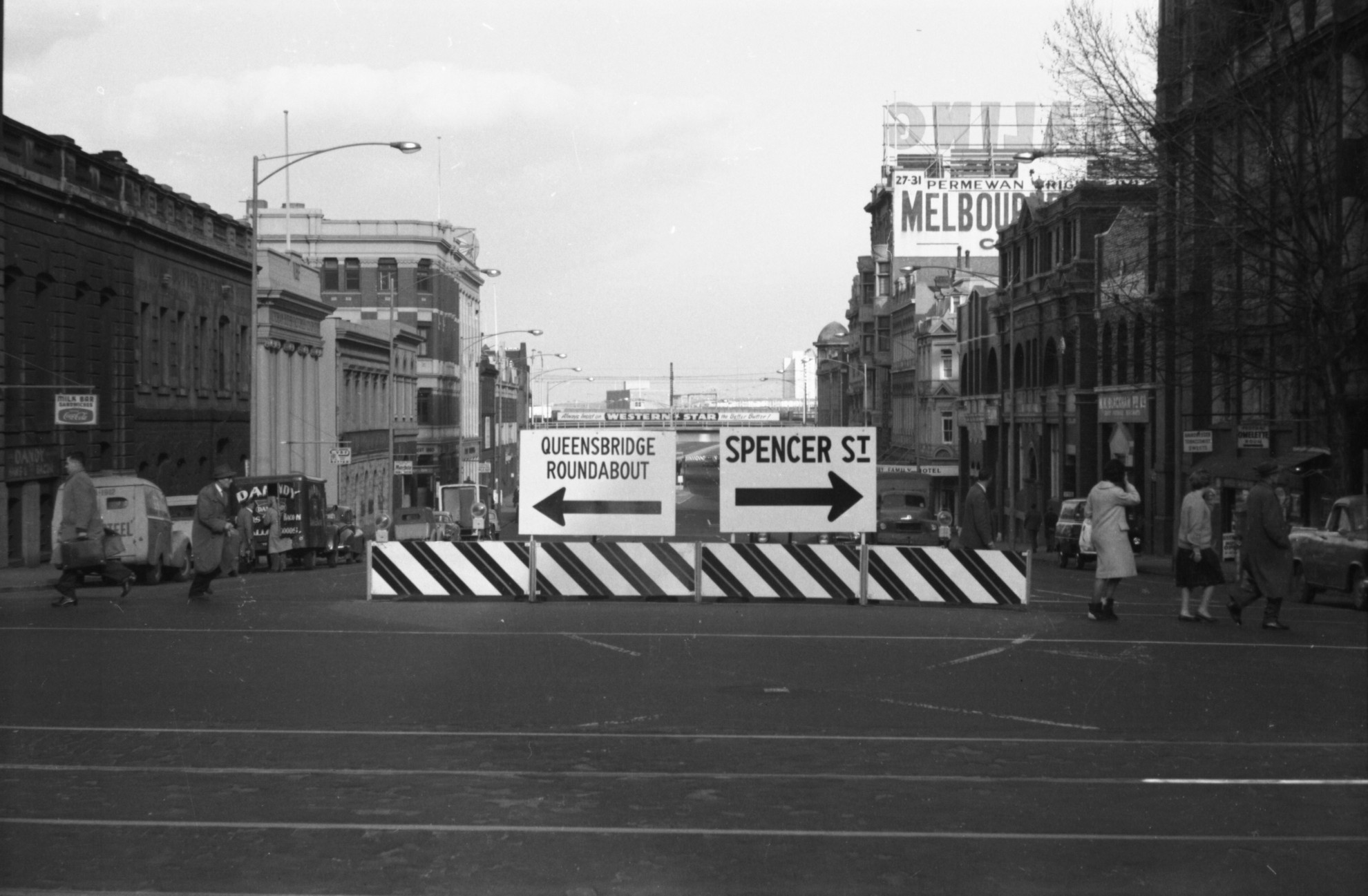 35A-75d Image showing signs for Queensbridge Roundabout and Spencer ...