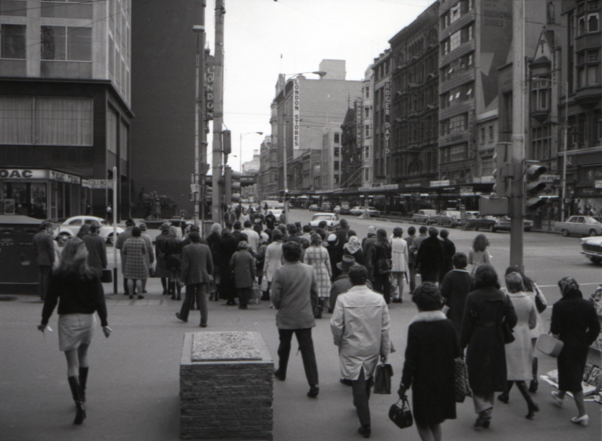 35B-14b Image of pedestrians crossing at Elizabeth Street and Collins ...