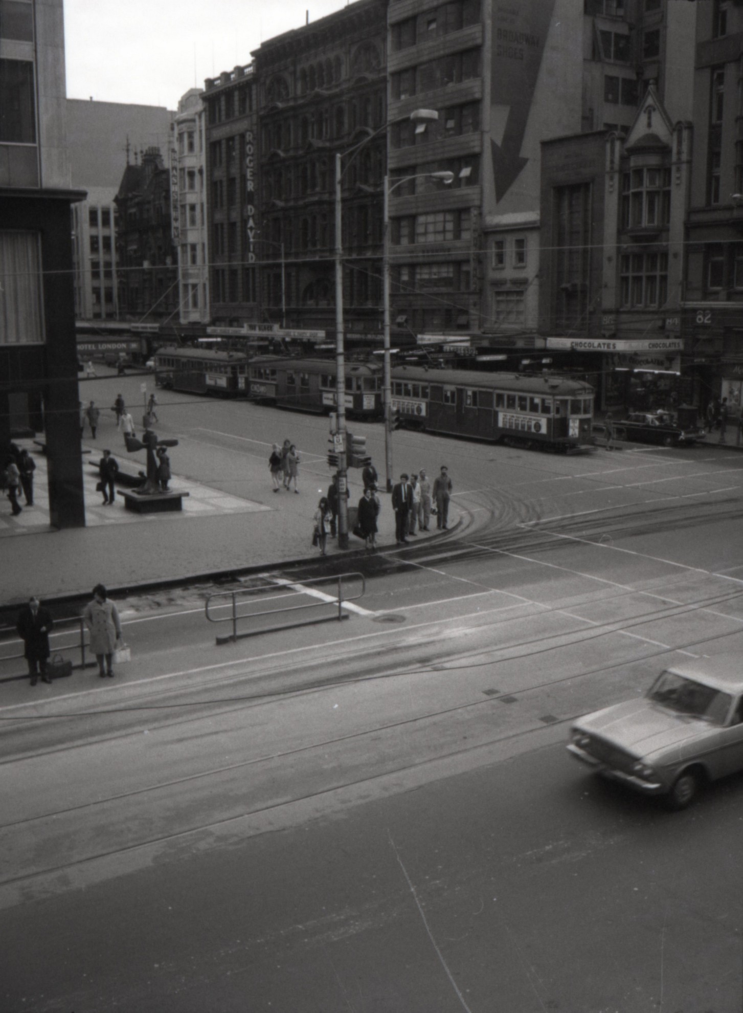 35B-14d Image of pedestrians crossing at Elizabeth Street and Collins ...