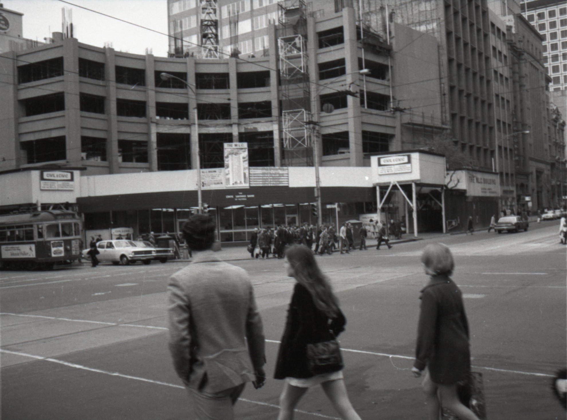 35B-14k Image of pedestrians crossing at Elizabeth Street and Collins ...