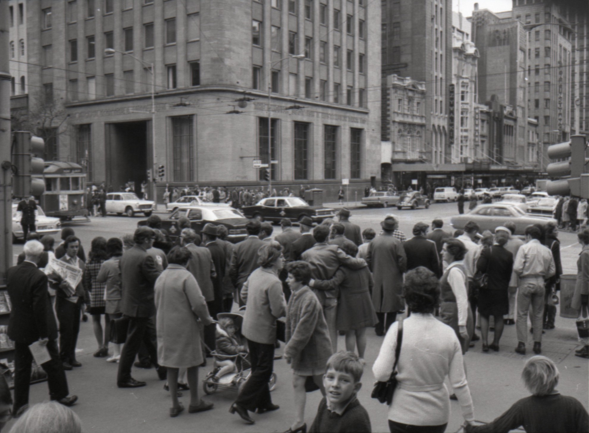 35B-14x Image of pedestrians crossing at Elizabeth Street and Collins ...