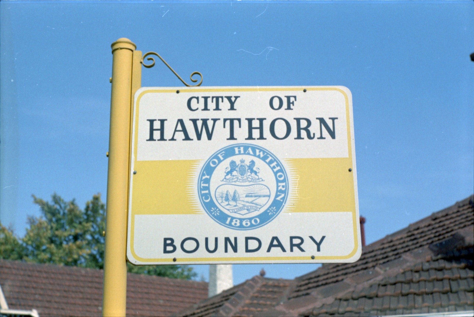 35B-33a Image of a boundary sign with the City of Hawthorn emblem ...