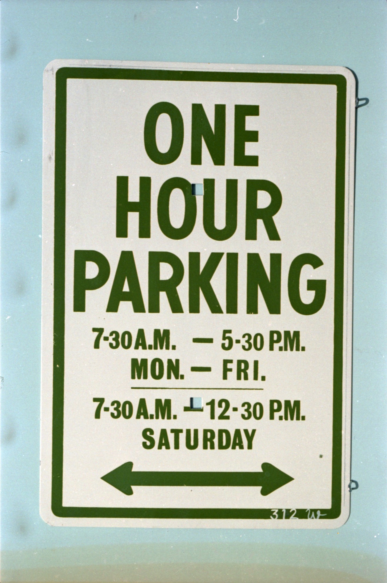 35B-62d Image of a one hour parking sign - City Collection