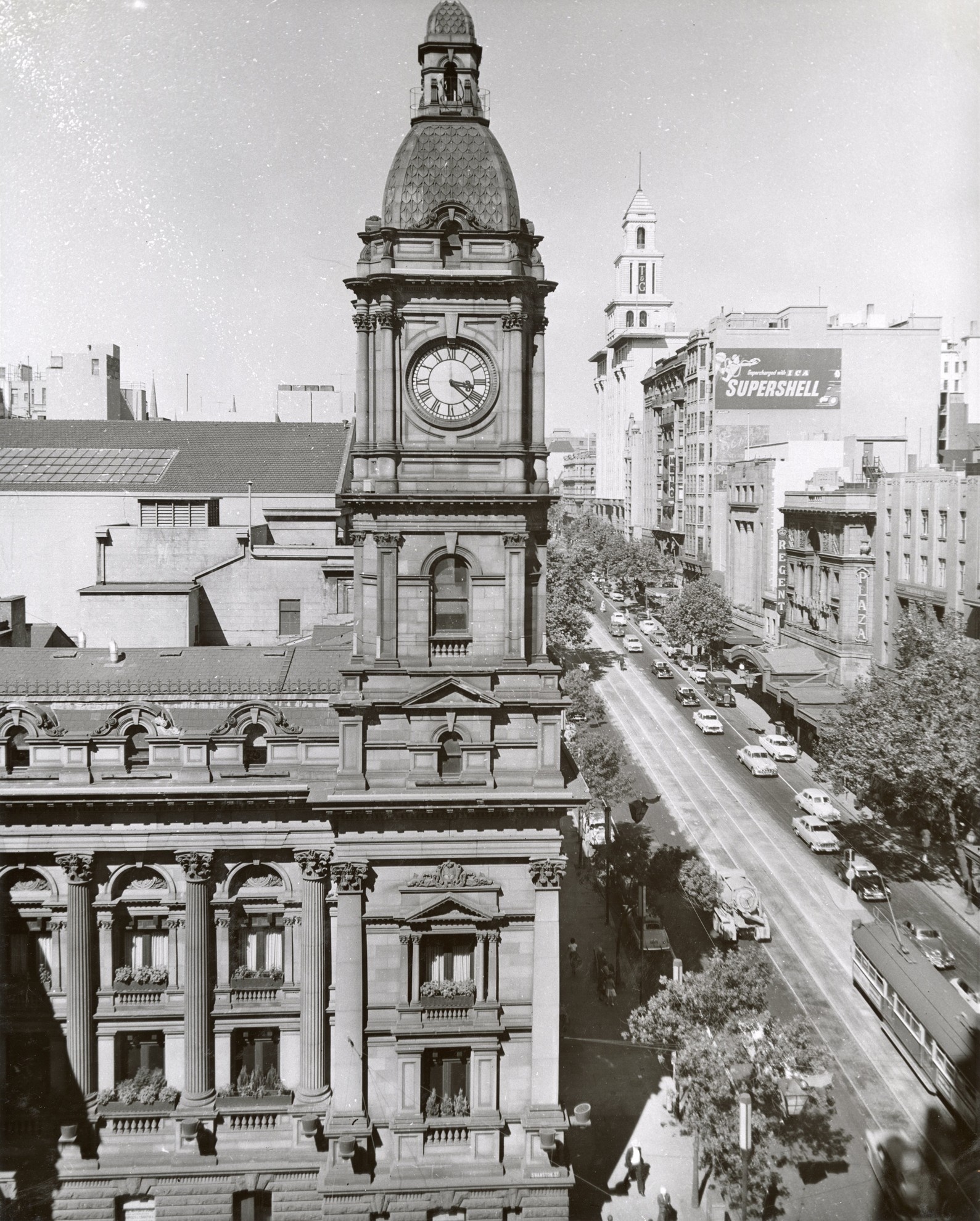 Image of the clock tower of Melbourne Town Hall, taken from Swanston ...