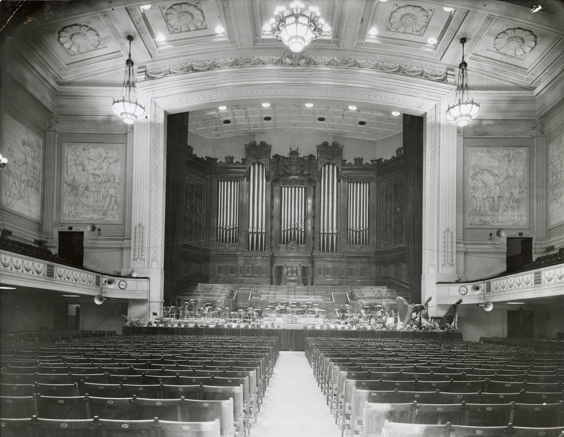 Image of the interior of Melbourne Town Hall - City Collection