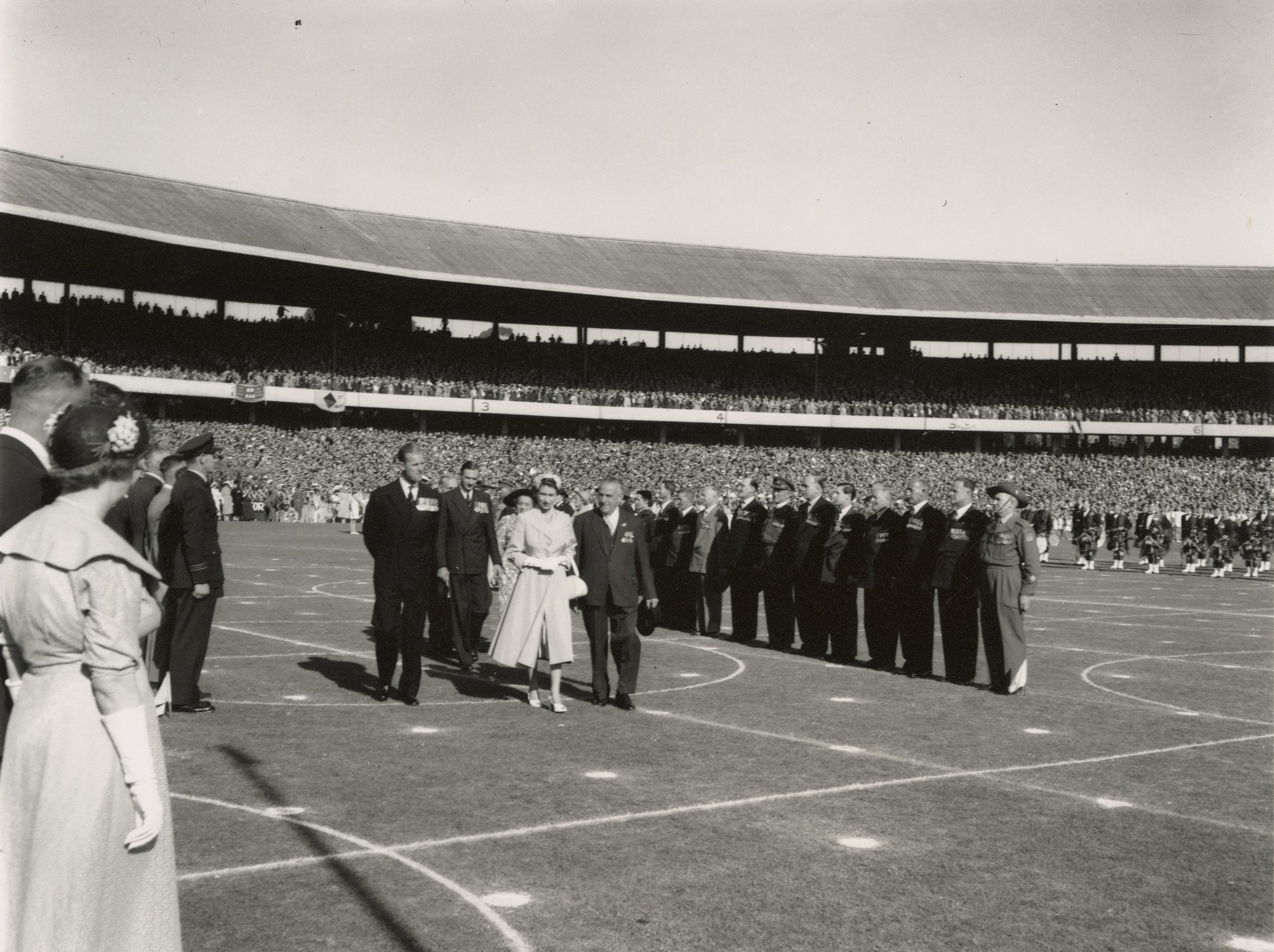 Image of Queen Elizabeth II and the Duke of Edinburgh at the Melbourne ...