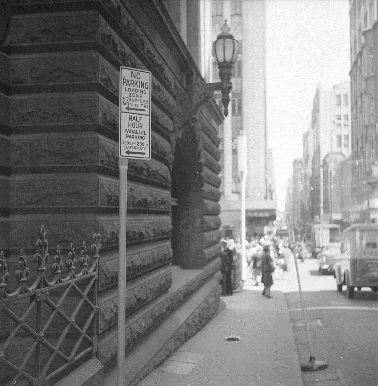 Book B negative B92 - Town Hall parking sign - City Collection